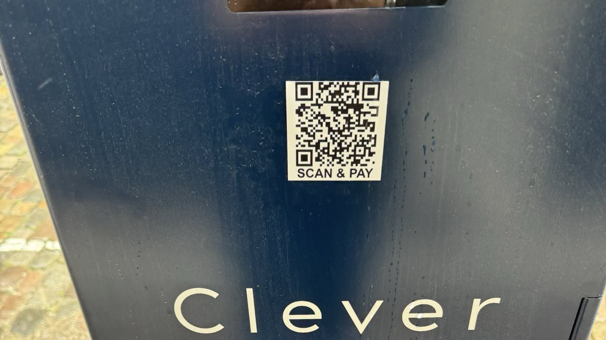Clever advarer mod falske QR-koder på ladestandere